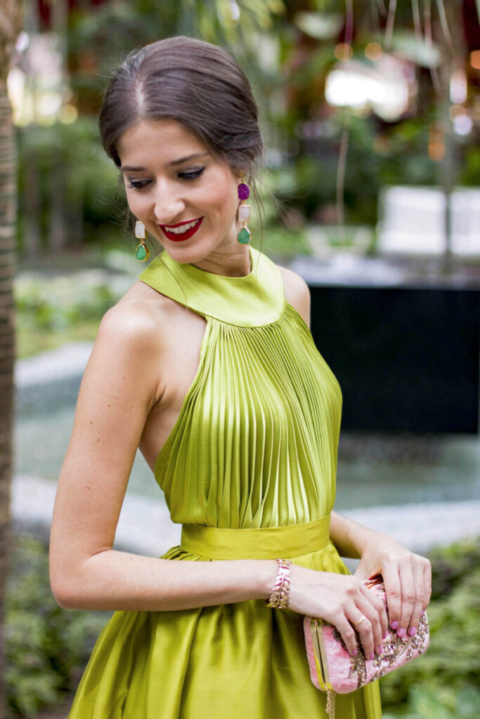 Cómo combinar un vestido verde para una boda - VeronicaChic.com